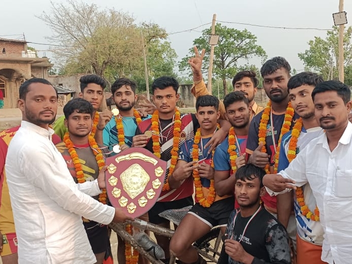 Delhi's team was the winner, Mau was the runner-up, the MLA honored the ...