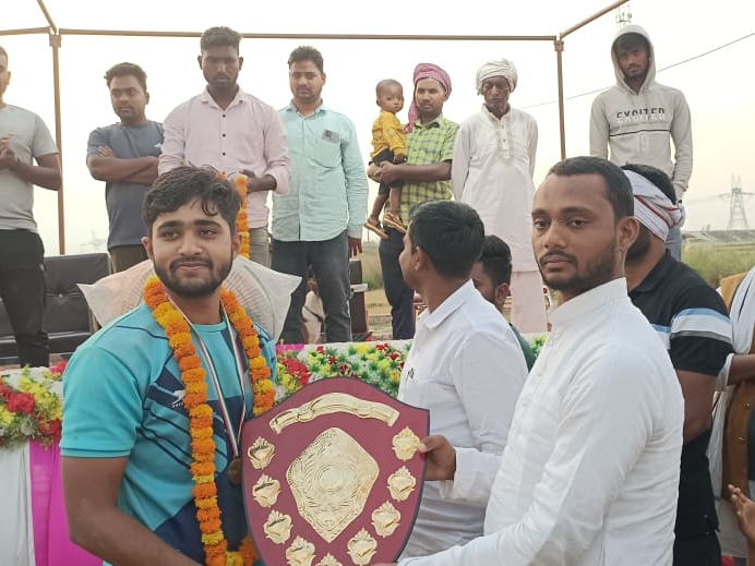 Delhi's team was the winner, Mau was the runner-up, the MLA honored the ...