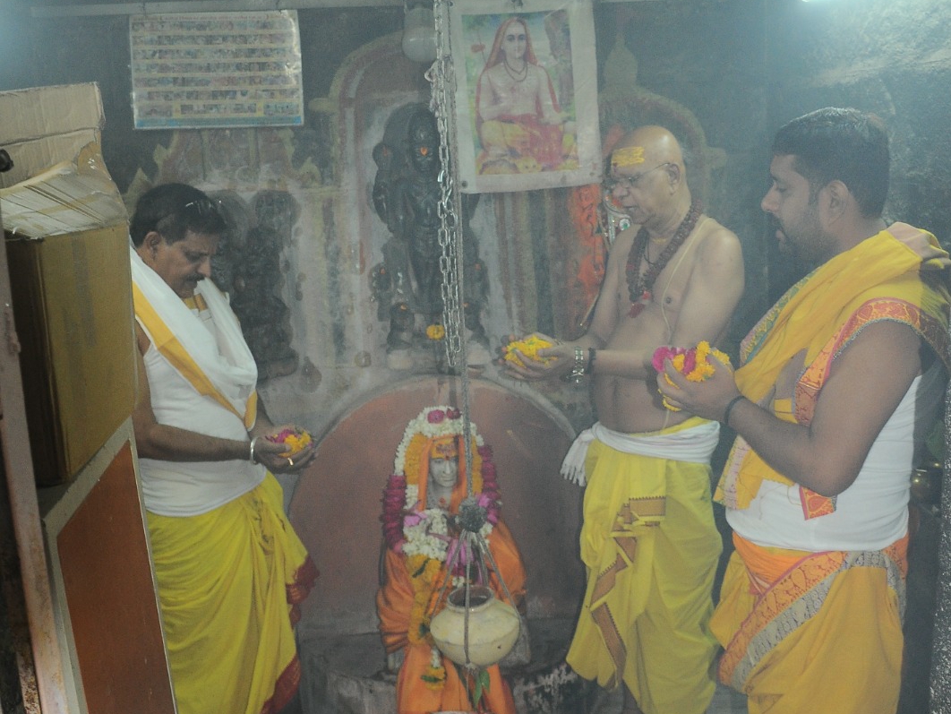 Devotees arrived for the consecration of the statue of Adiguru ...