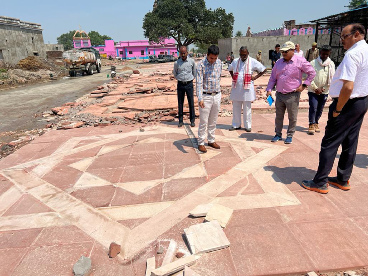 Speak; Along with stone casting, the work of footpath in the road ...