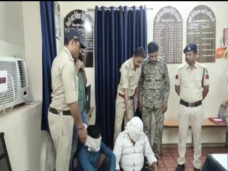 Two gang members arrested, search for rest continues | पुलिस ने फर्जी ...