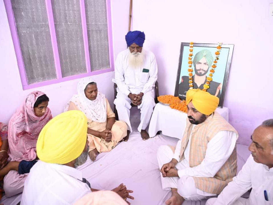 Pathankot News : Punjab CM Bhagwant Mann Reached Martyr Harkrishna ...