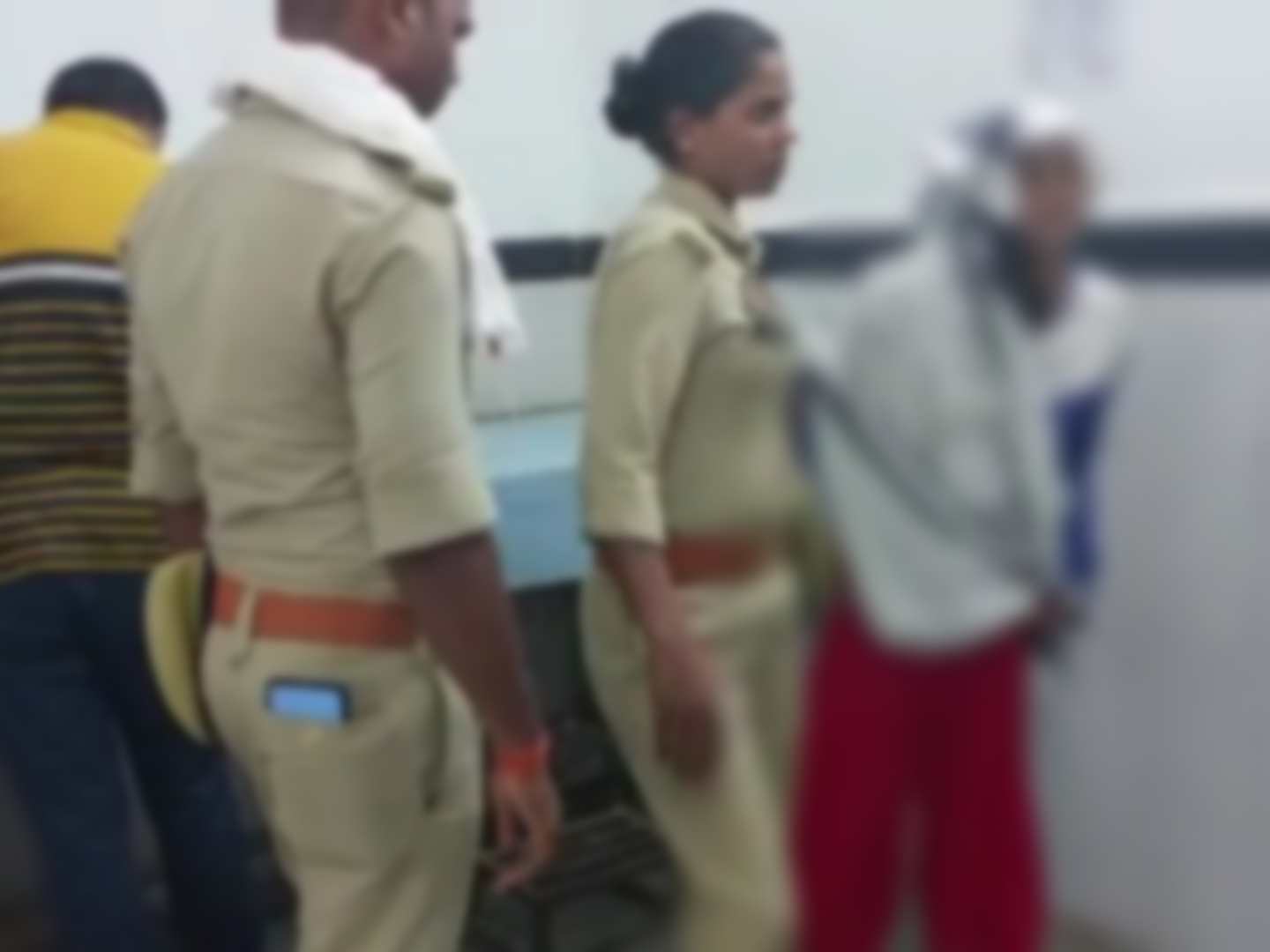 UP-MP बार्डर से युवती को बेहोशी की हालत में छतरपुर अस्पताल कराया भर्ती | The girl from UP-MP ...