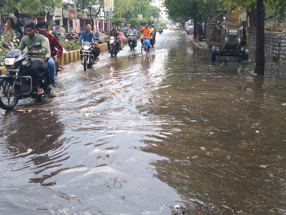 Clouds rained with wind and thunder, drain water flowed on the roads ...