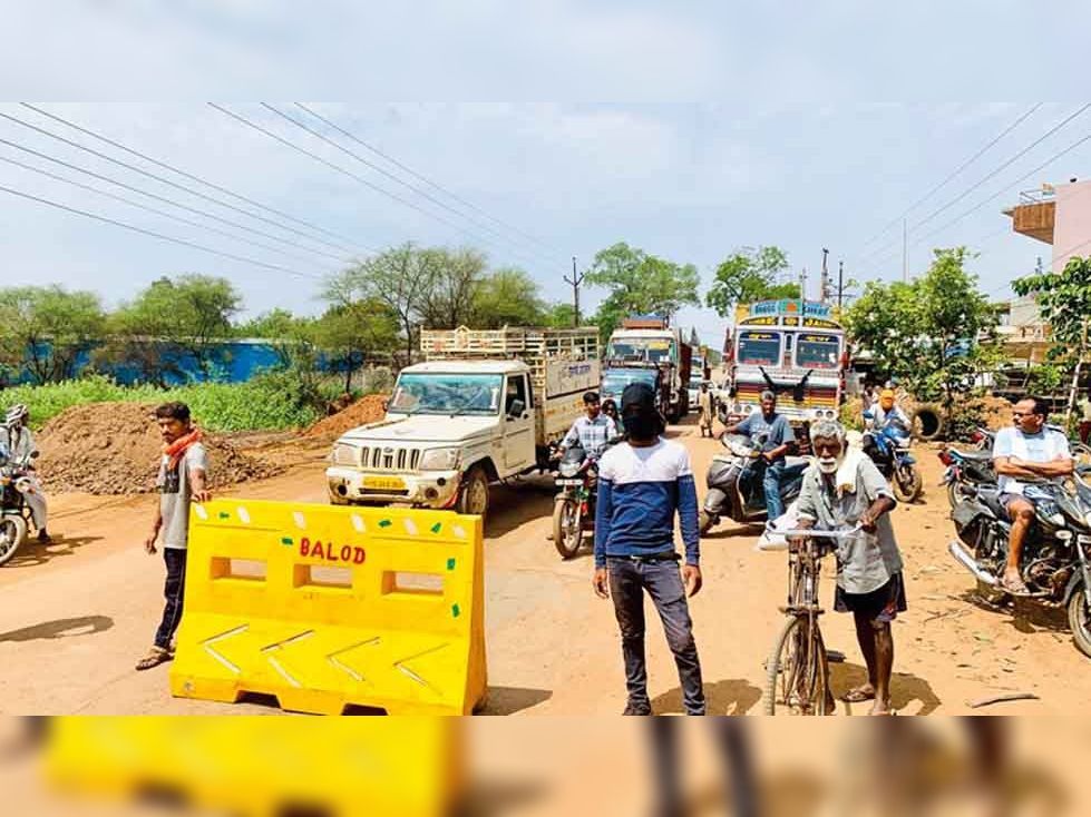 Balod-Durg road remained closed for 30 minutes for cutting trees, BSNL ...