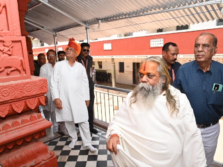 CM visited Jaitusav Math and Hanuman Temple, unveiled the statue of ...