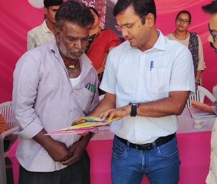राहत कैंप में लाभार्थी को समझा रहे थे एसडीएम, वीडियो देखकर सीएम गहलोत ...