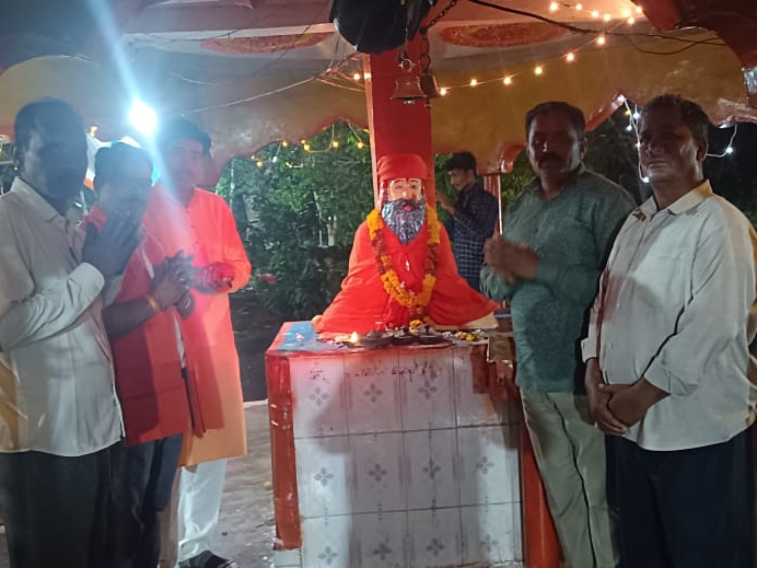 Mahaarti performed at Paramhans Moni Dada Ashram Devghat, devotees ...