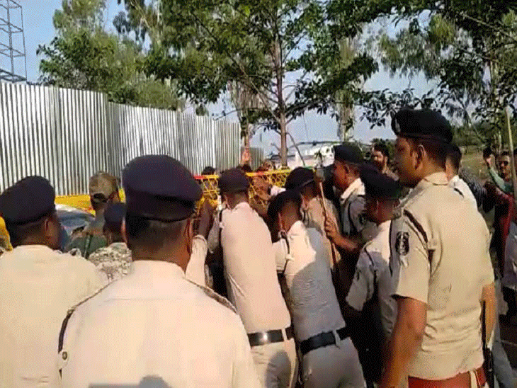 Former CM Raman Singh, Leader of Opposition Narayan Chandel along with ...