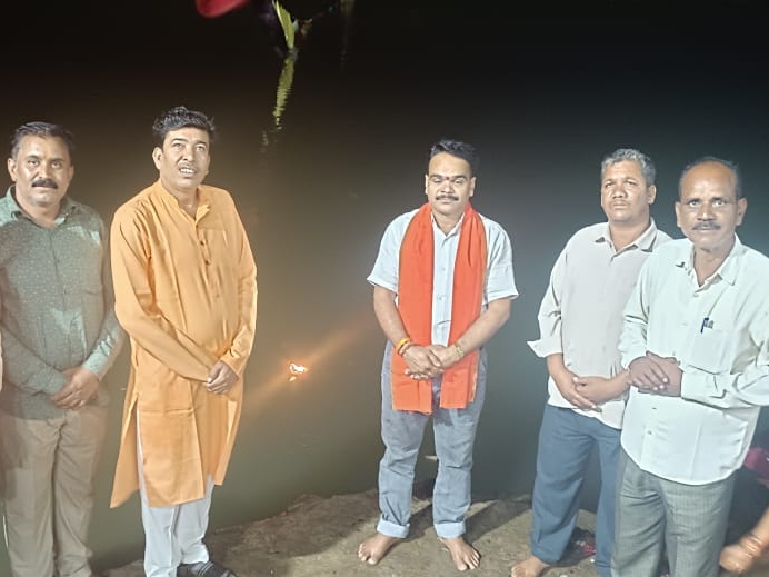 Mahaarti performed at Paramhans Moni Dada Ashram Devghat, devotees ...