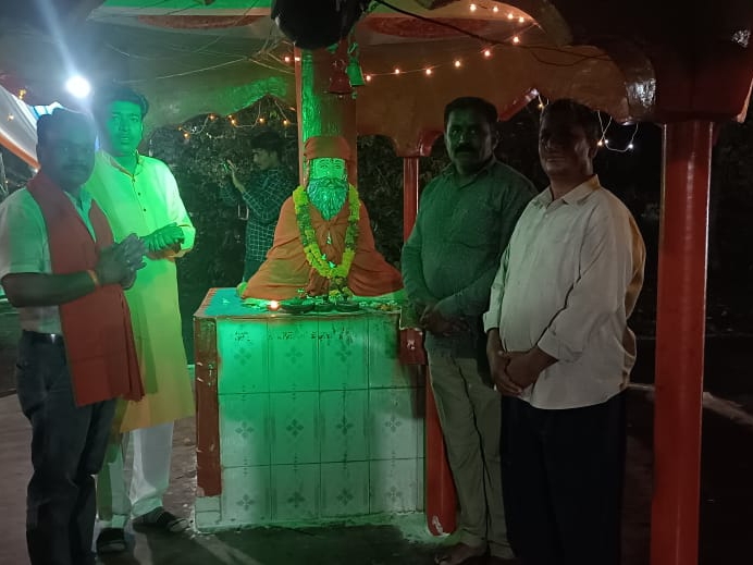 Mahaarti performed at Paramhans Moni Dada Ashram Devghat, devotees ...