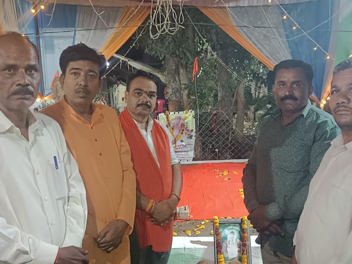 Mahaarti performed at Paramhans Moni Dada Ashram Devghat, devotees ...