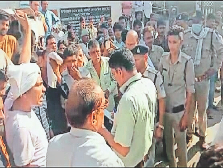 Outbound gate jammed | कम भाव में उपज नीलामी से किसानों का हंगामा: जावक ...