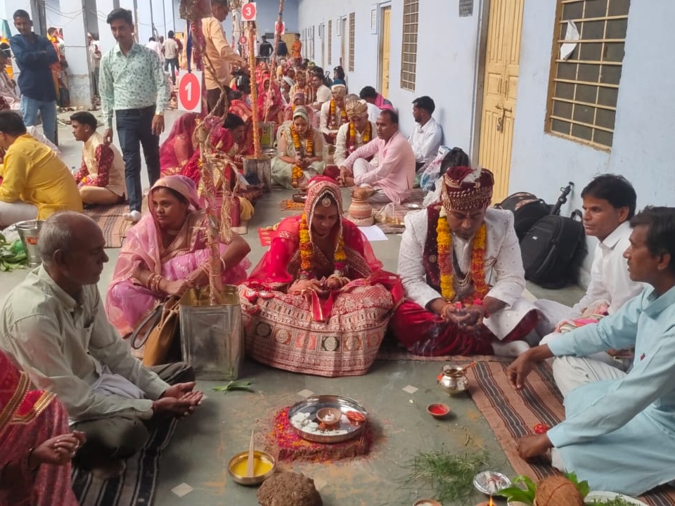 Triveni Dham Maharaj gave blessings to the bride and groom, said - the ...