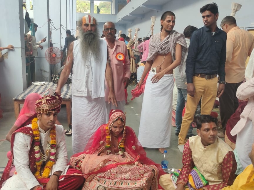 Triveni Dham Maharaj gave blessings to the bride and groom, said - the ...