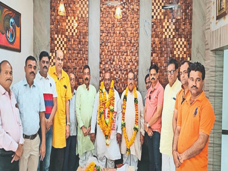 Merchant cell working as a bridge between the businessman and the ...