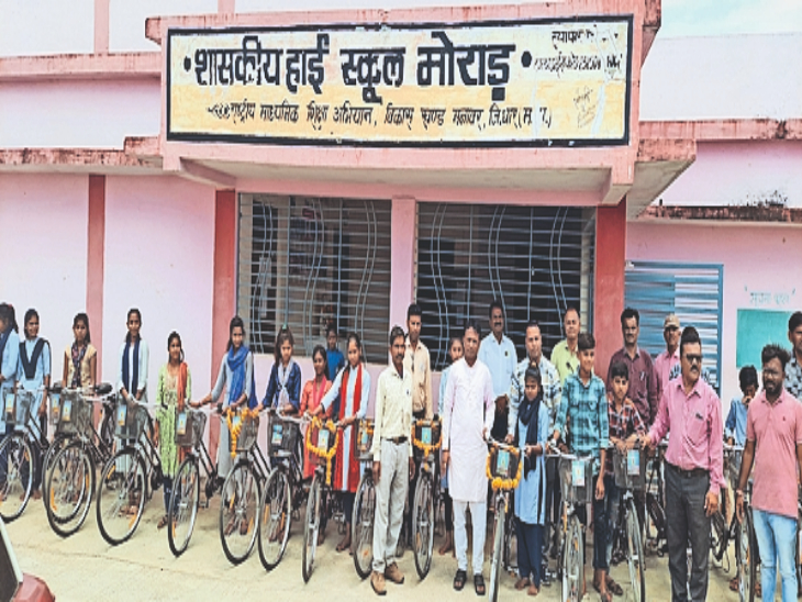 Manawar: Distributed cycles to 35 students | शासकीय हाईस्कूल: मनावर: 35 ...