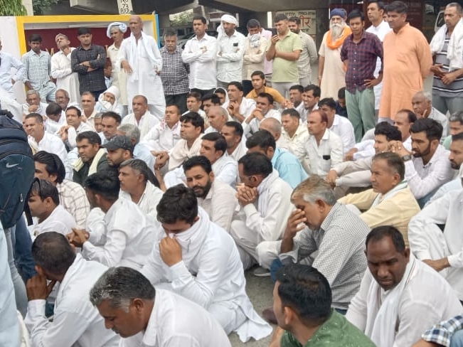 Jind Vita Milk Plant Lock, Milk committee Director, payment dispute. Sitting on dharna. | जींद ...