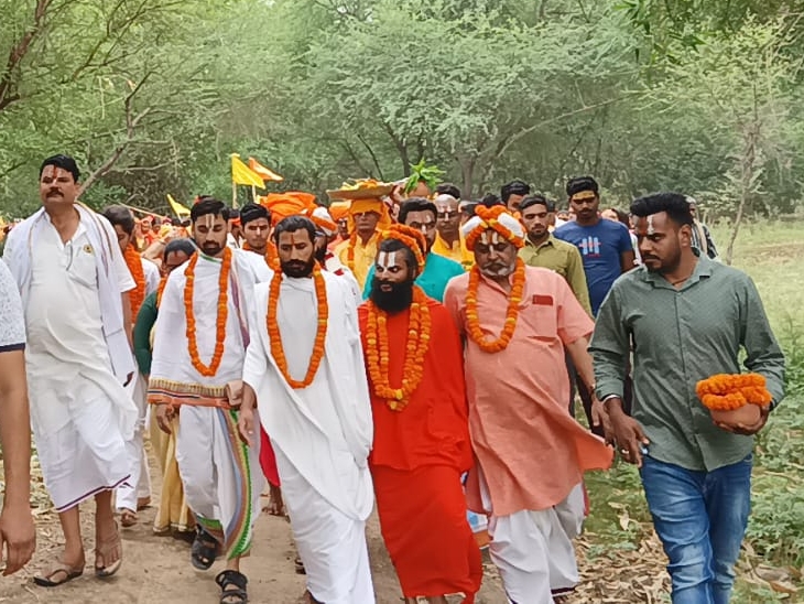 Devotees filled the urn amidst music, devotees danced fiercely on hymns ...