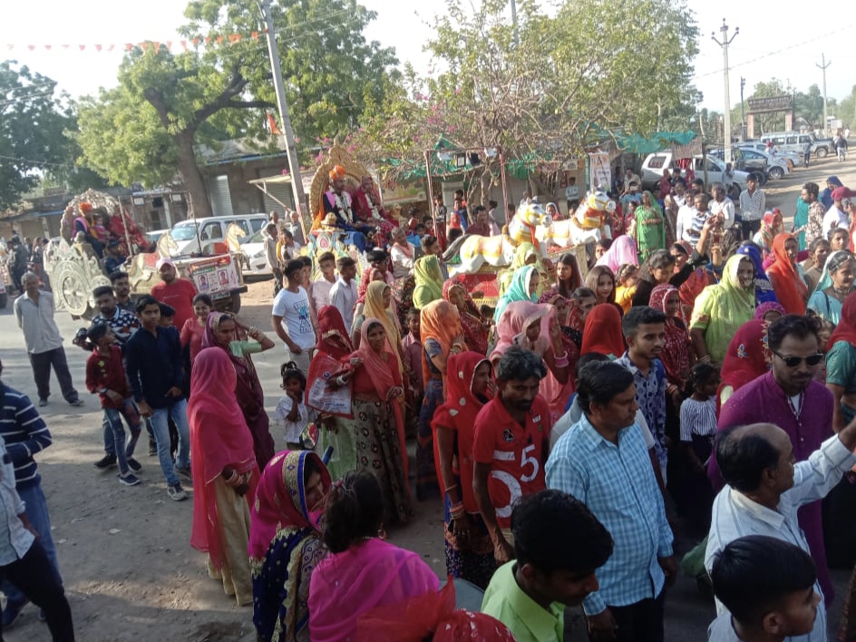 25 couples tied the knot, Bindoli taken out together on 25 chariots
