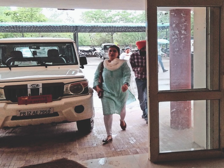 Officers and staff came on time in the Mini Secretariat, the people who ...