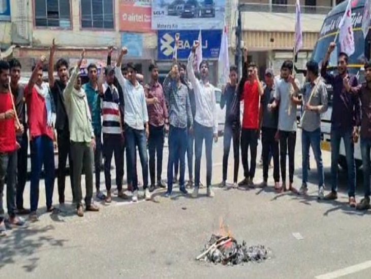 SFI workers burnt PM's effigy, said - will march to Delhi if MP is not ...