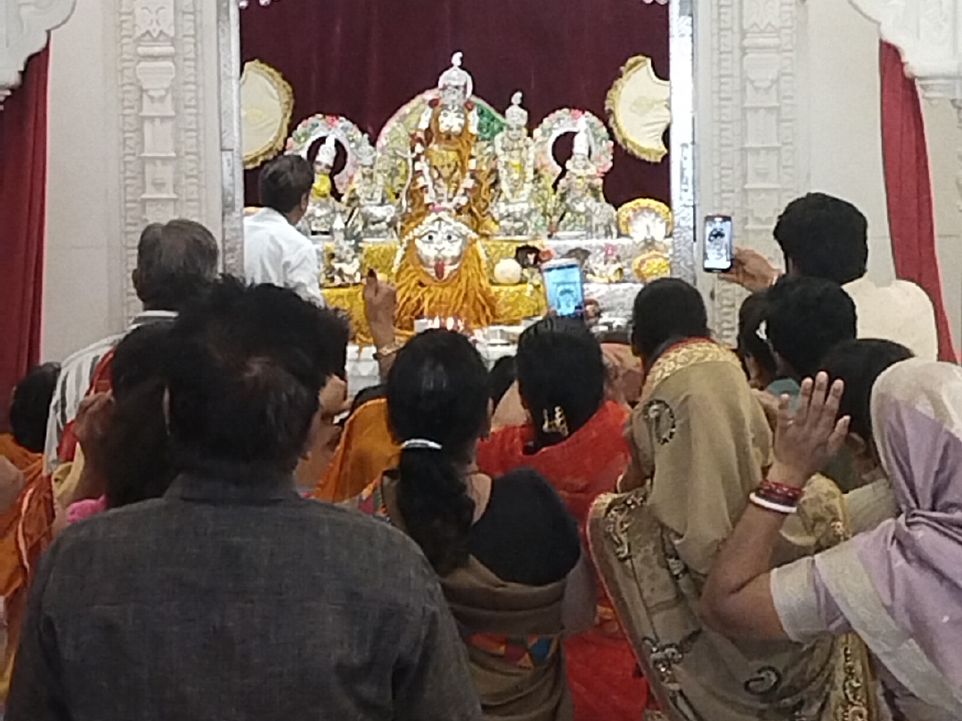 Devotees shouted as soon as the doors of God opened in the temple of ...