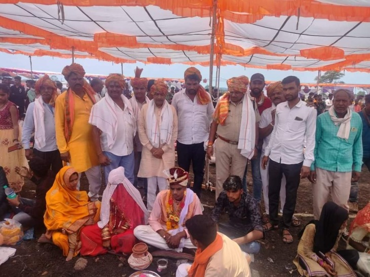 24 couples got married in the conference of Bhilala Samaj at Harana ...