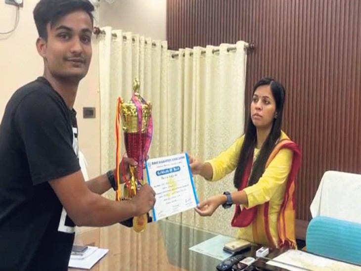 DM and DDC honored little badminton star Raj Aryan | सम्मान समारोह ...