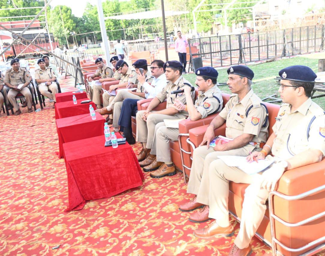 DM and SSP have a meeting with the force in Bareilly, the stage will be surrounded by special ...