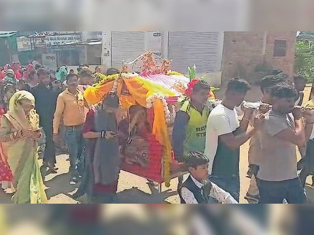 डोली में बैठाकर की बेटी की विदाई Daughters Farewell By Sitting In Doli Dainik Bhaskar
