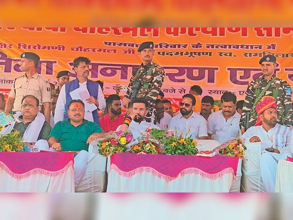 Baba Chauharmal and former Union Minister Padmabhushan late in Bahiyar ...