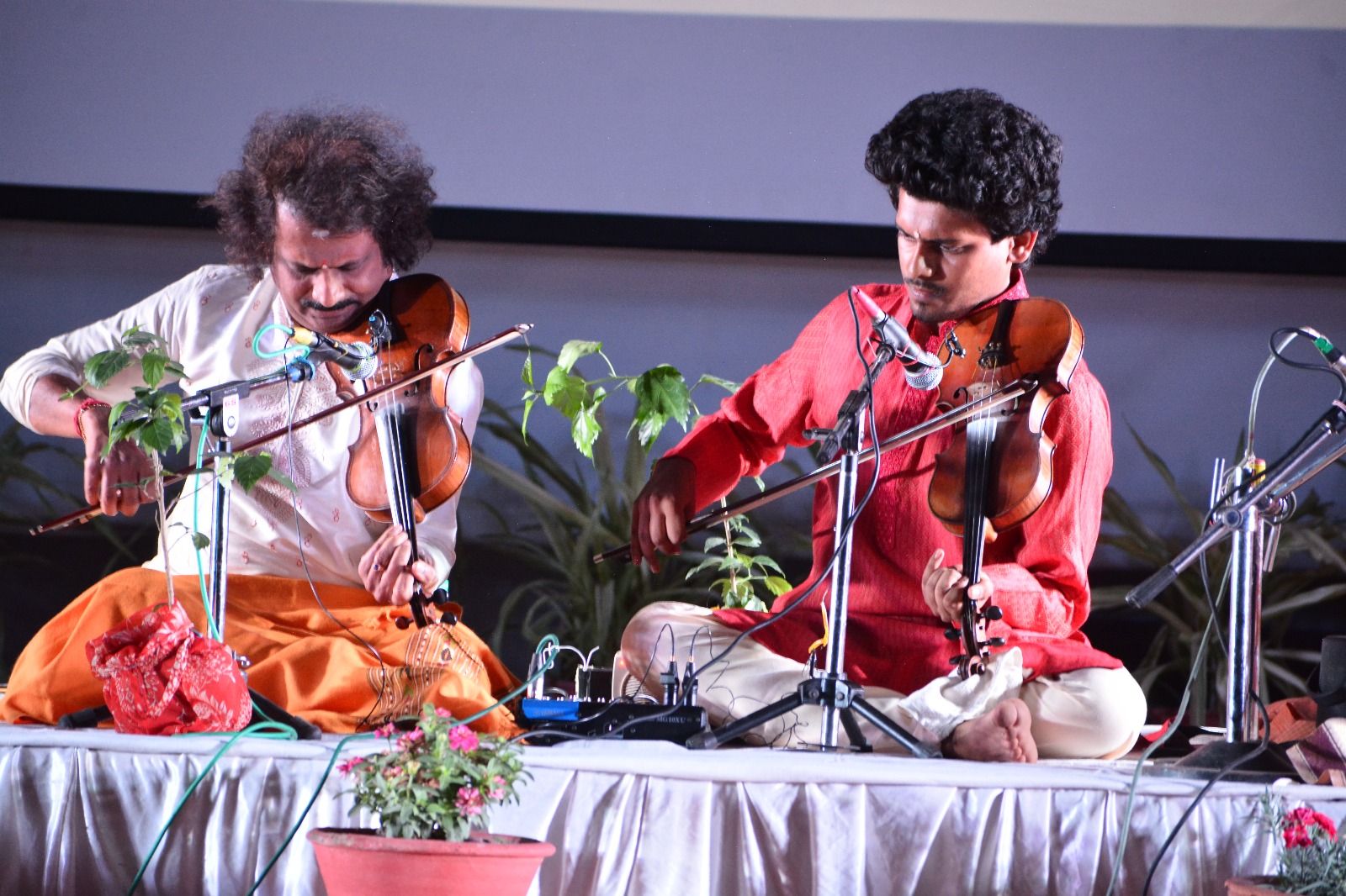 Audience mesmerized by violin and singing performance | अवध ...