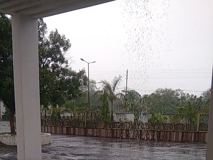 Season of change in weather continues, more rain expected in May | उमस ...