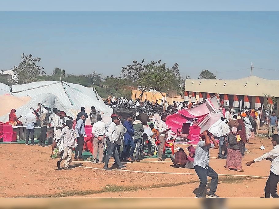 Due to strong storm, tents fell in the inflation relief camp, there was ...