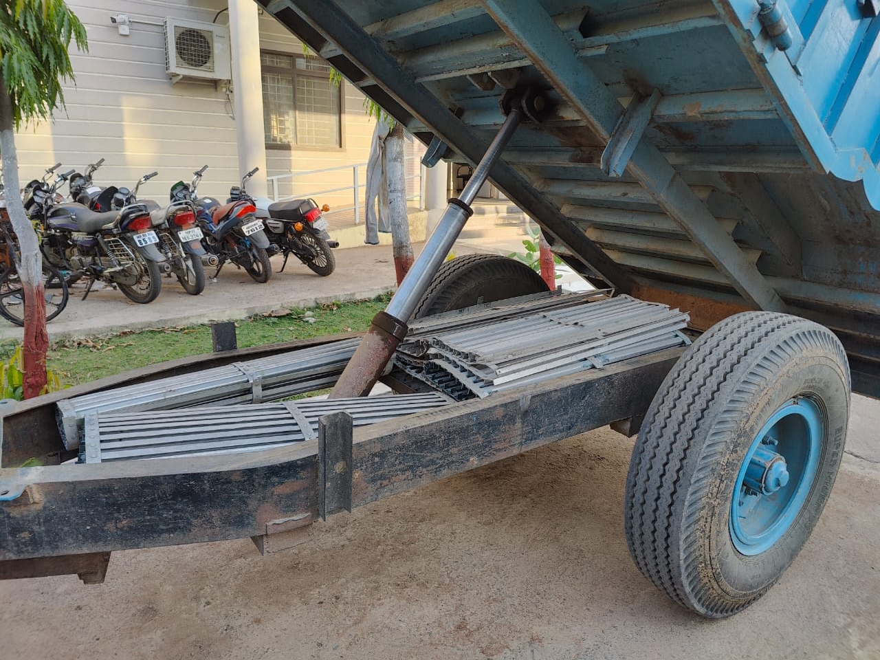 10 aluminum plates were being hidden under the trolley, the security ...
