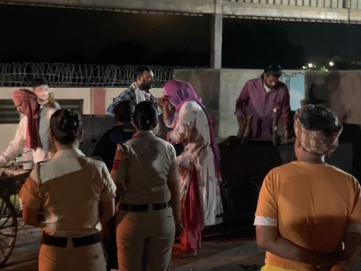 Daughter reached Vrindavan from Tihar jail on parole, detained in jail in case of fraud | बेटी ...