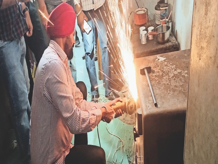 Thief also gets angry... If he could not cut the vault of the post ...