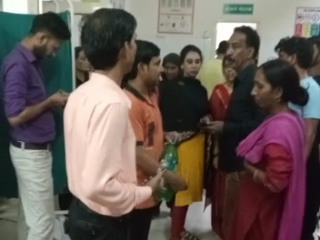 : The attendants of the admitted patients accused the doctors of ...