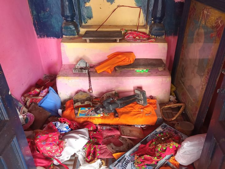 The thief took away the clock, bell and bucket by opening the lock of ...