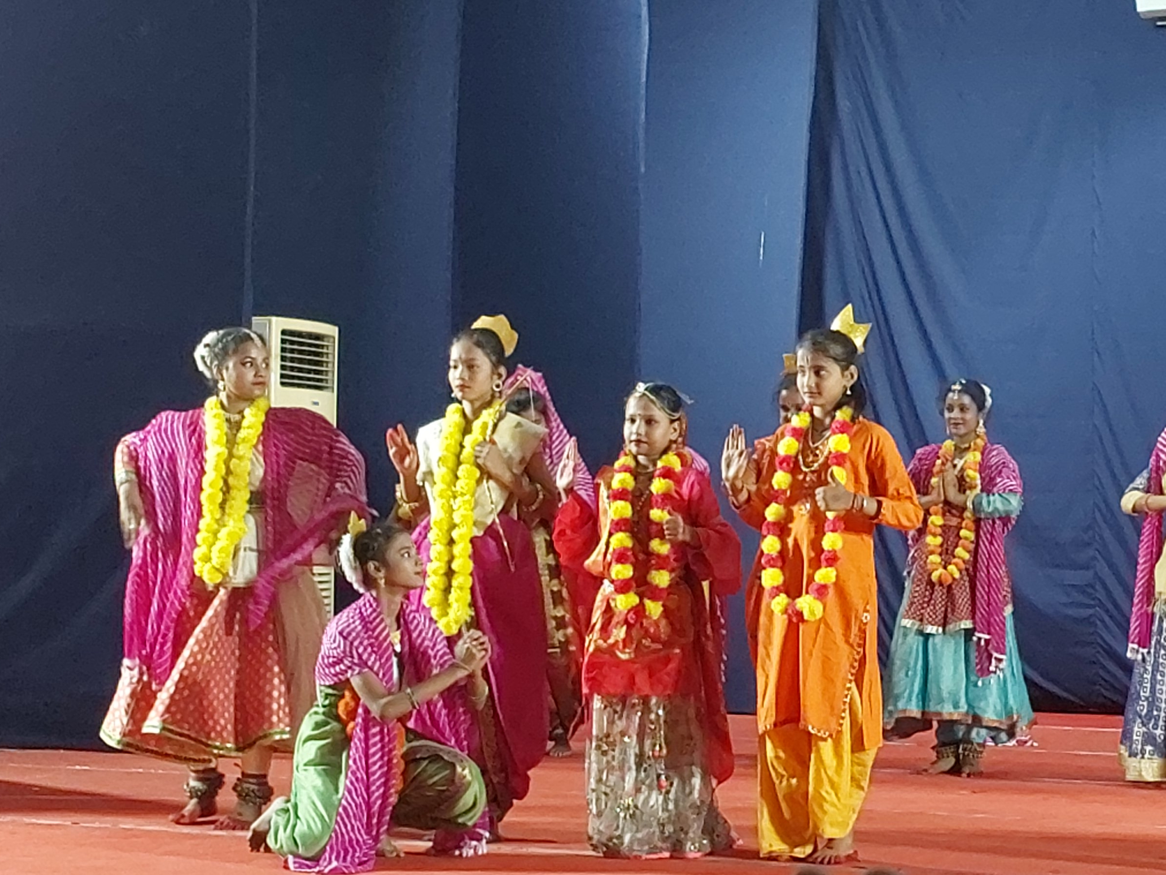 DM showed green signal, girls presented cultural program | वाराणसी में ...