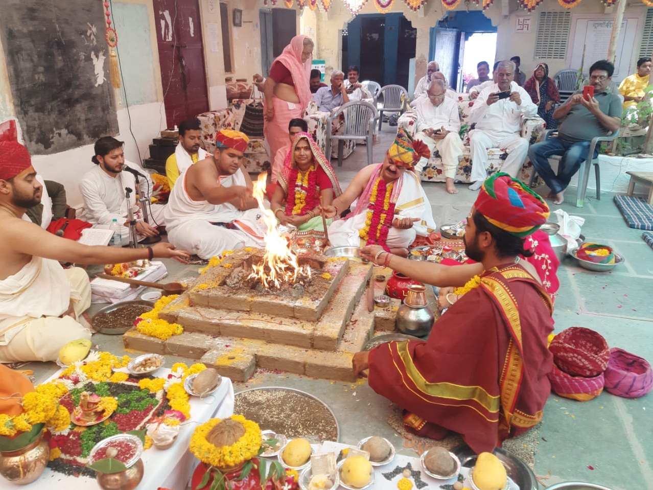 The hosts gave sacrifices in Havan Kund, with Vedic chanting, the life ...