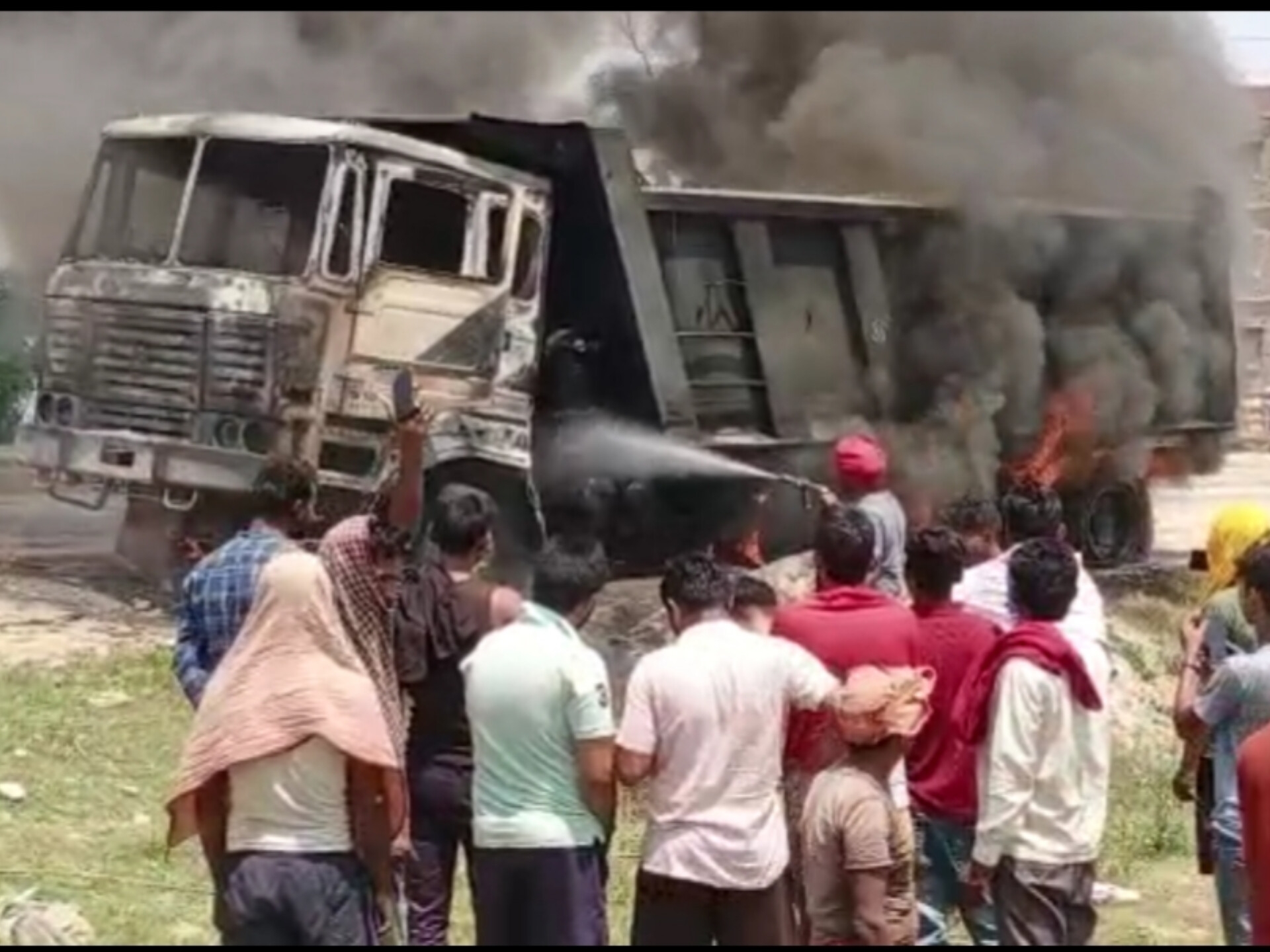 Truck burnt to ashes on the middle of the road; Truck caught fire due ...