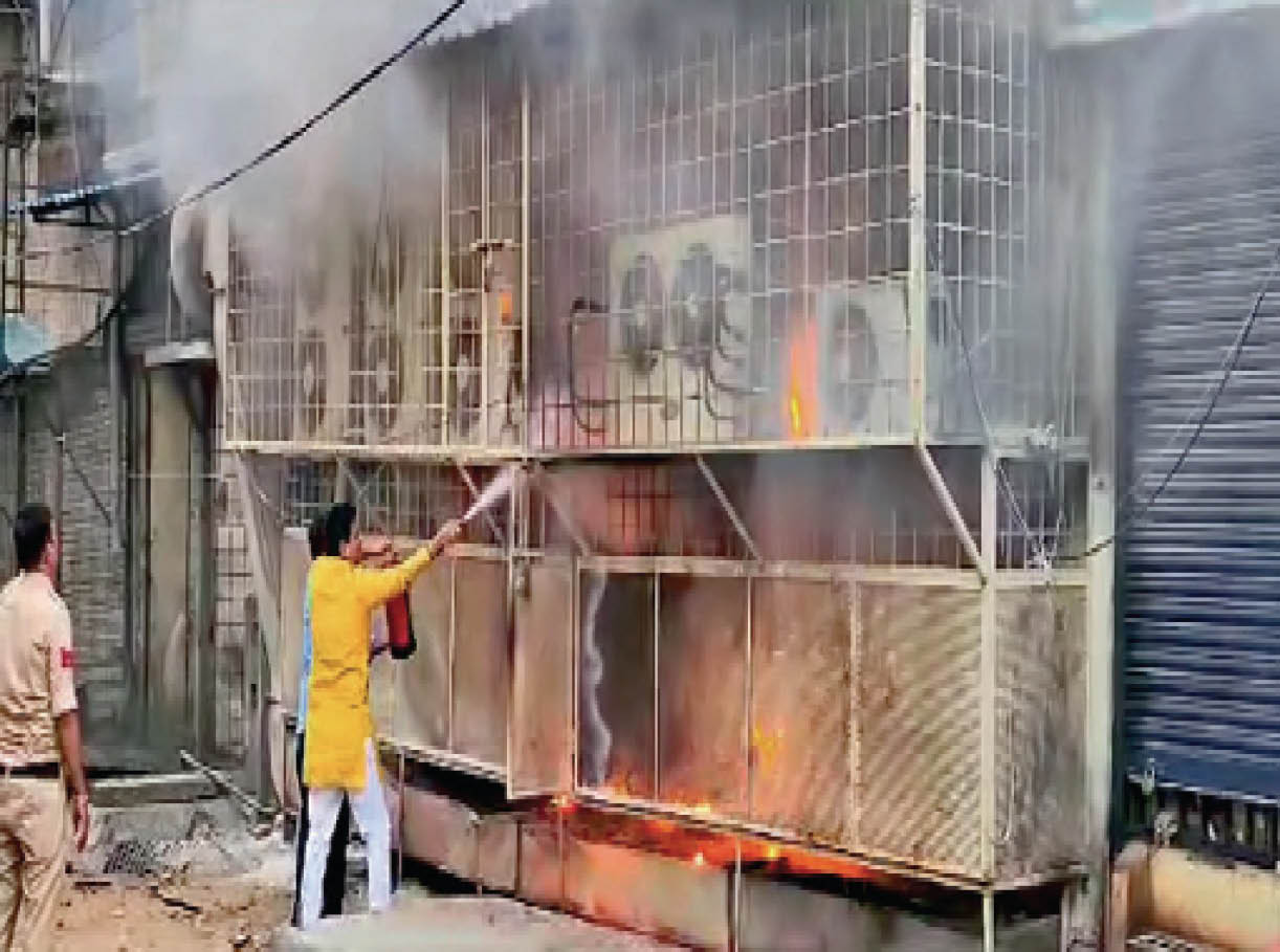 4-storey building, fire in hotel kitchen, panic for 2 hours, people ...