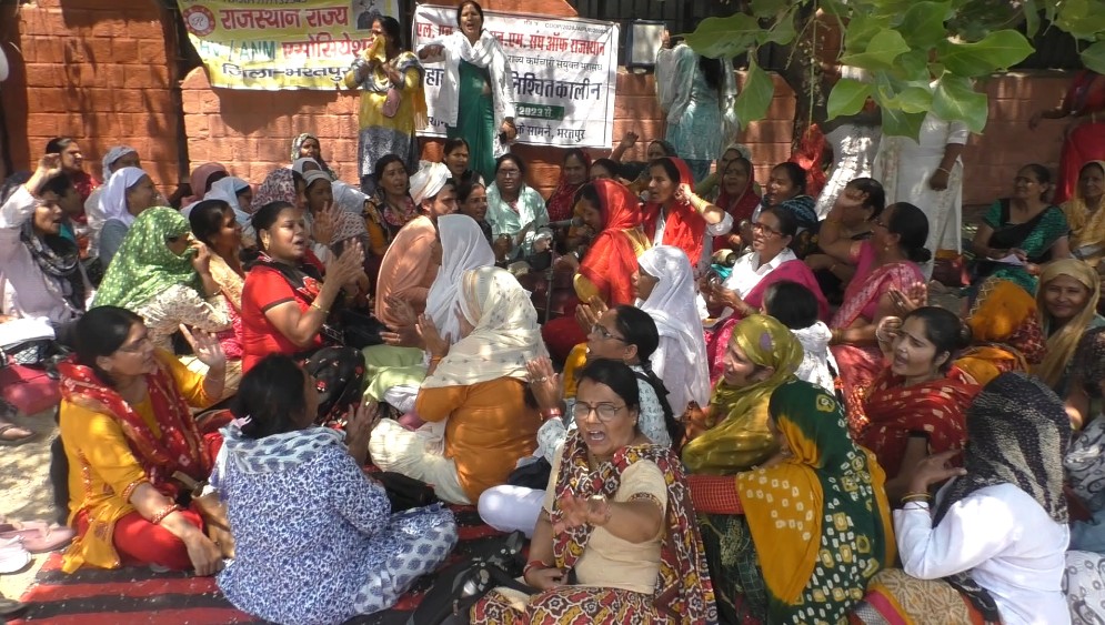 Slogans and sang bhajans to the tune of Dholak Manjir, demand for grade ...