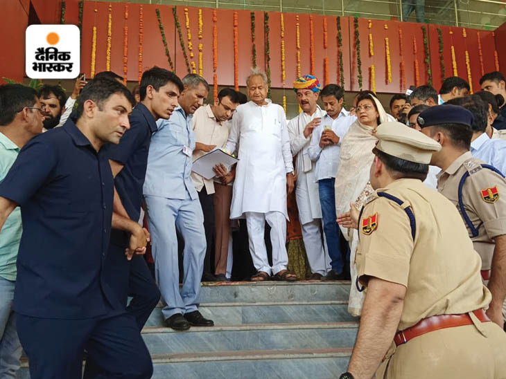 Looking at the leaders from the stage, asked whether the council or the ...