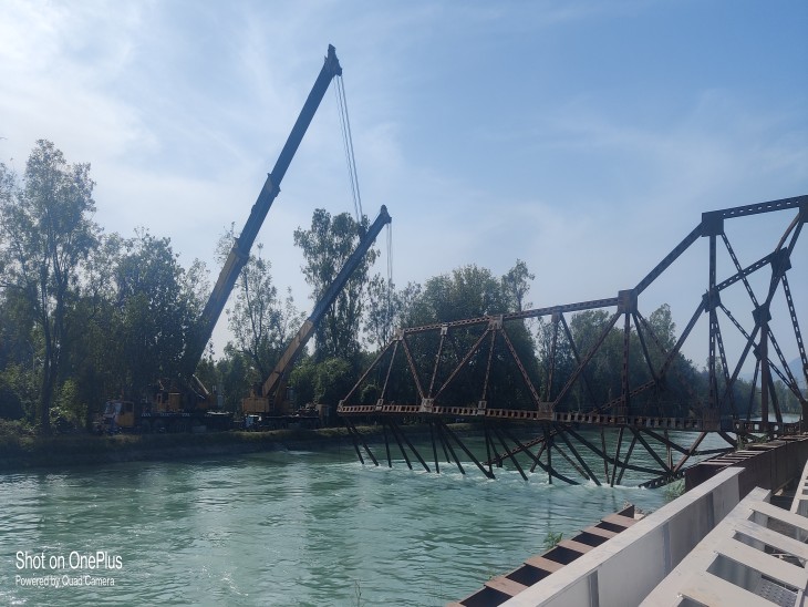 The temporary structure of the bridge being built on the Bhakra Canal ...
