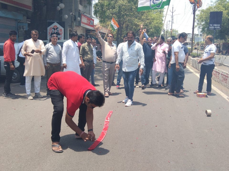 First Umrao supporters set off fireworks, then a walking ceremony was ...