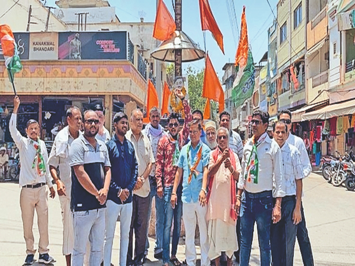 Fireworks at Azad Chowk in Thandla on Karnataka victory | जीत का जश्न ...