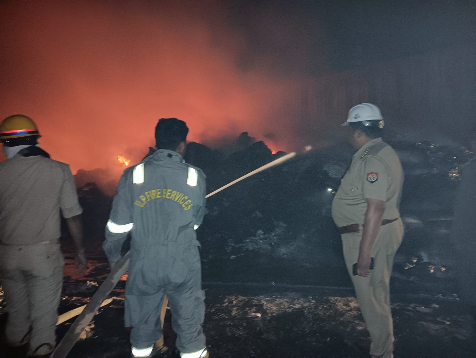7 fire engines reached the spot in Mathura, the fire was brought under ...